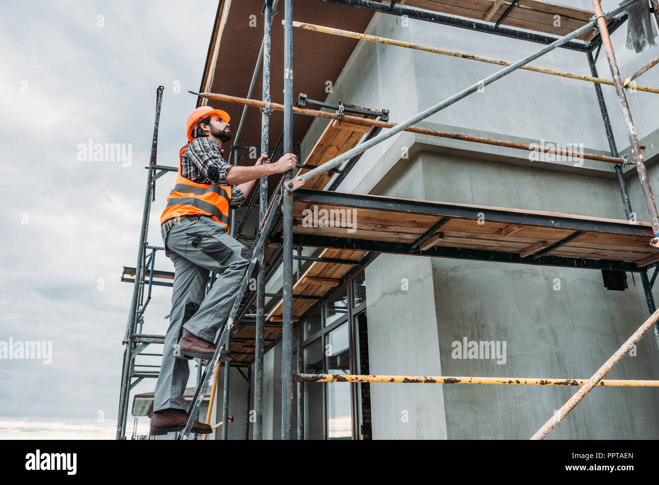 Climbing on scaffolding hi-res stock photography and images - Alamy
