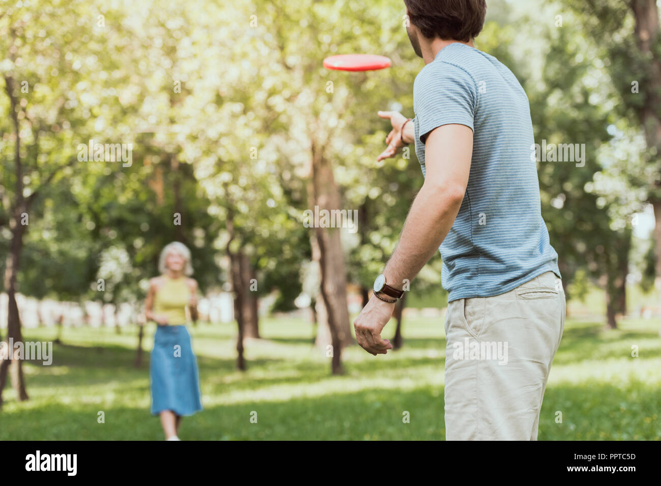 Man throwing frisbee outdoors hi-res stock photography and images - Alamy