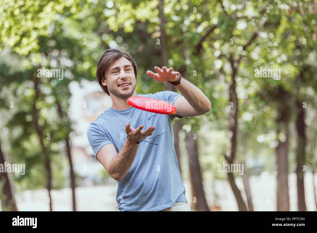 Male catching frisbee hi-res stock photography and images - Alamy