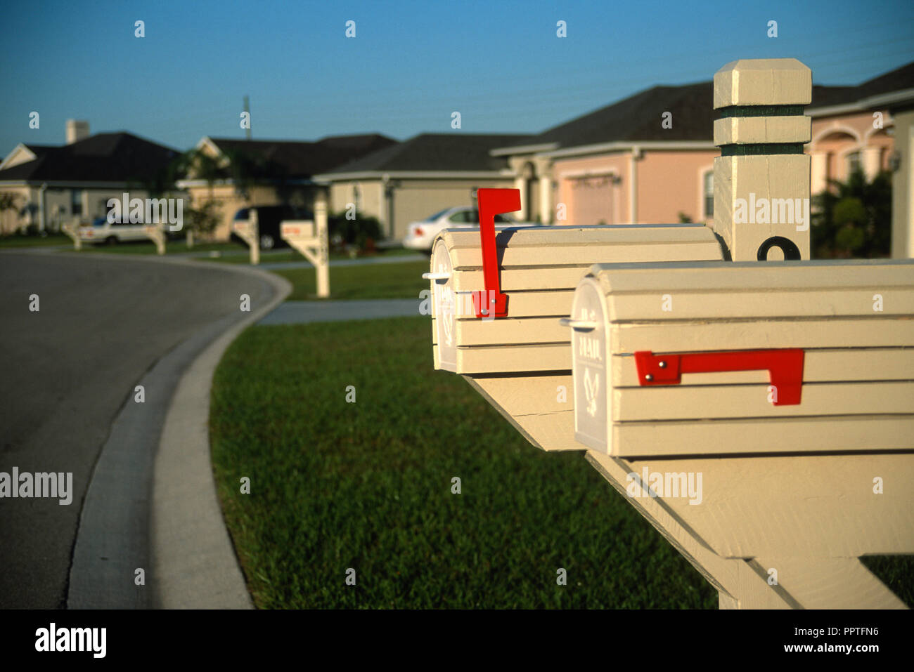 Housing neighborhood hi-res stock photography and images - Alamy