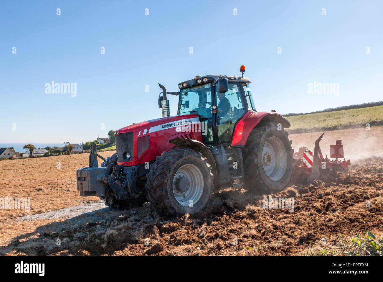 Churchbay, Cork, Ireland. 27th September, 2018. Farm contractor Alec ...