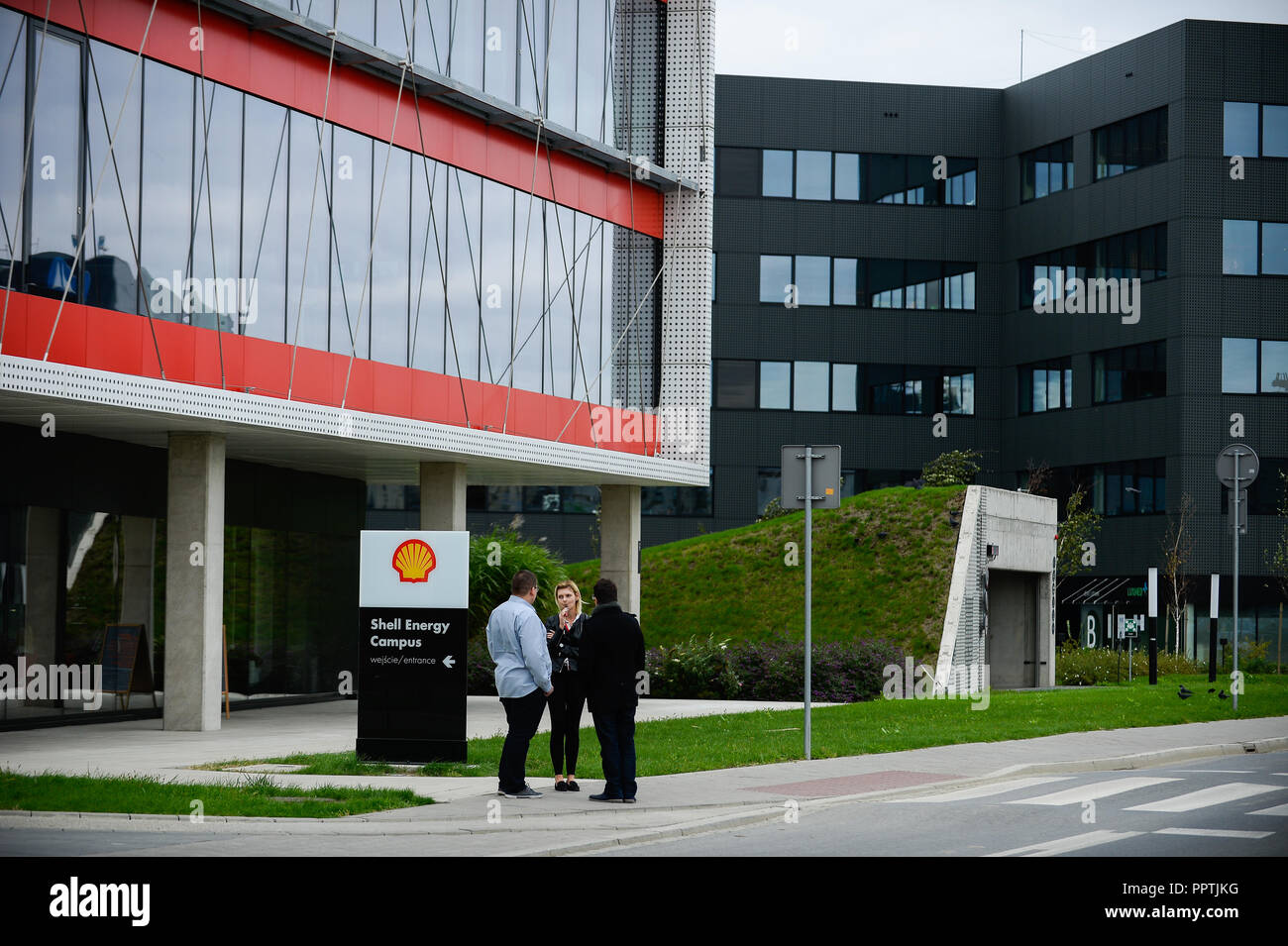 Krakow, Poland. 27th Sep, 2018. Workers seen taking a break in front of ...