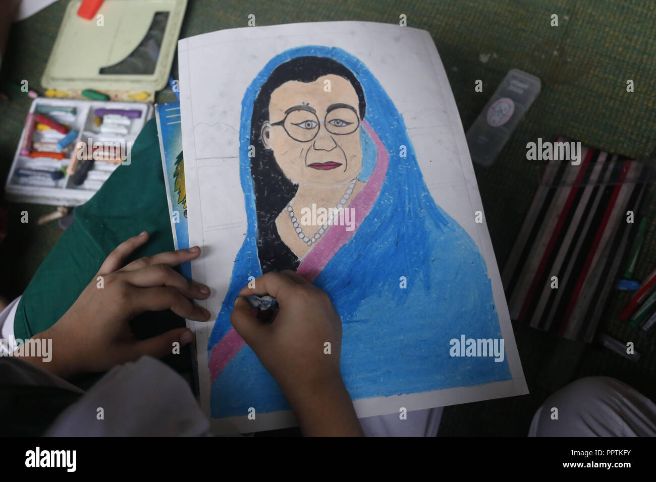 Dhaka, Bangladesh. 27th Sep, 2018. A girl draws a portrait of Prime ...