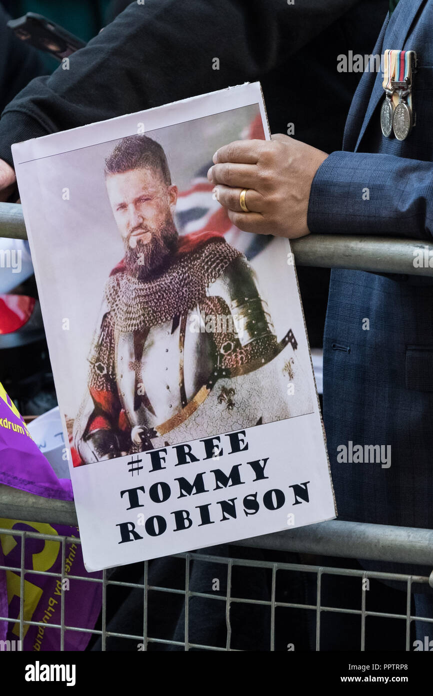 Tommy robinson court hearing hi-res stock photography and images - Alamy