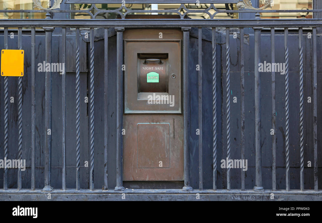 Night deposit box hi-res stock photography and images - Alamy
