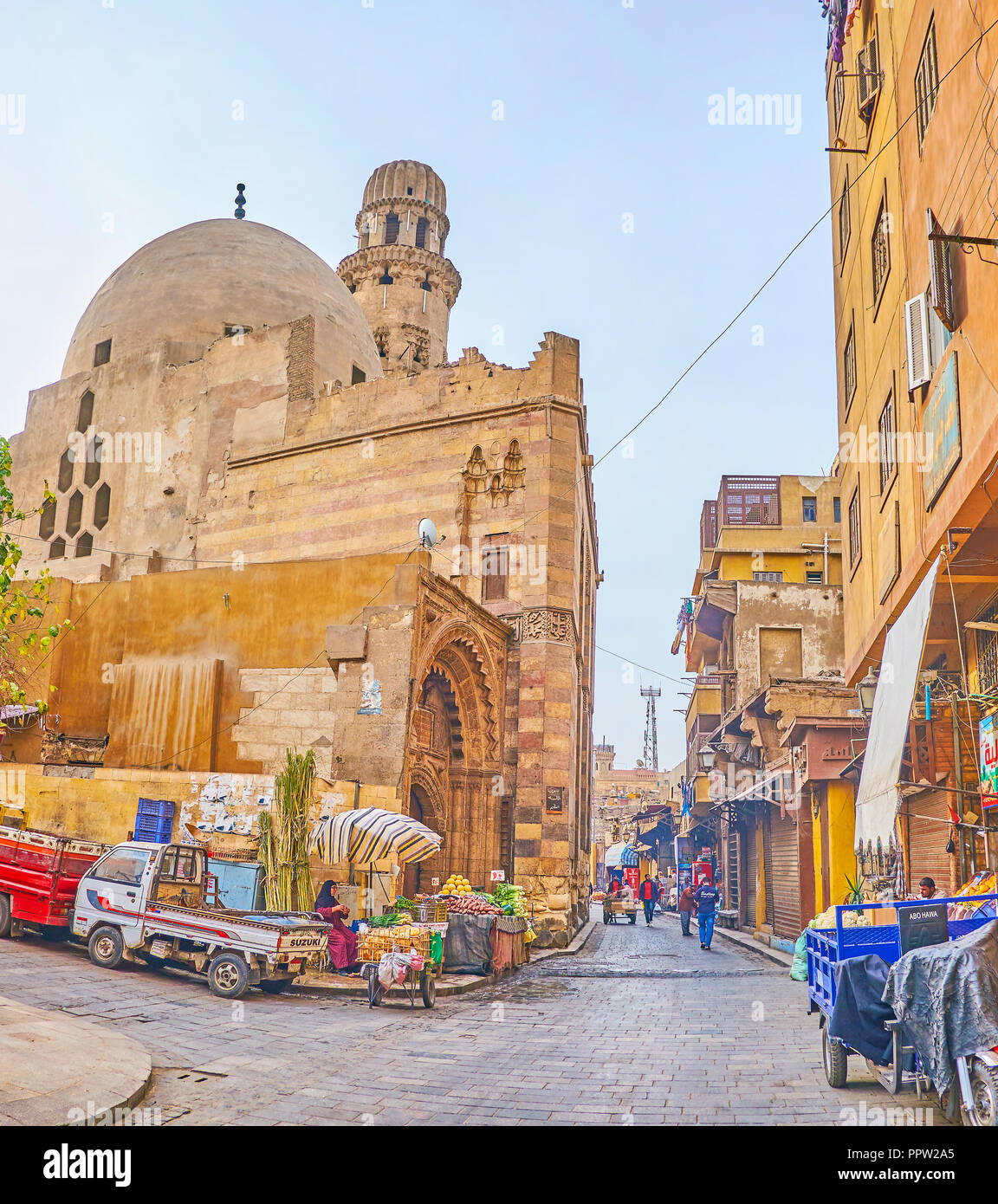CAIRO, EGYPT - DECEMBER 23, 2017: The spontaneous vegetable stall in El ...
