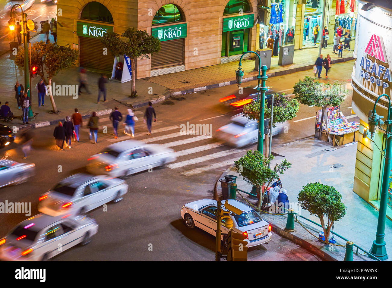 Pedestrians crossing egypt traffic midan talaat harb hi-res stock ...