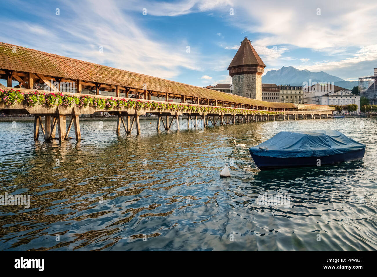 The famous Chapel Bridge (Kapellbrucke) and Water Tower (Wasser Turm ...