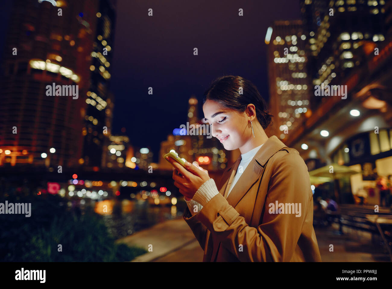 girl at night with phone Stock Photo - Alamy