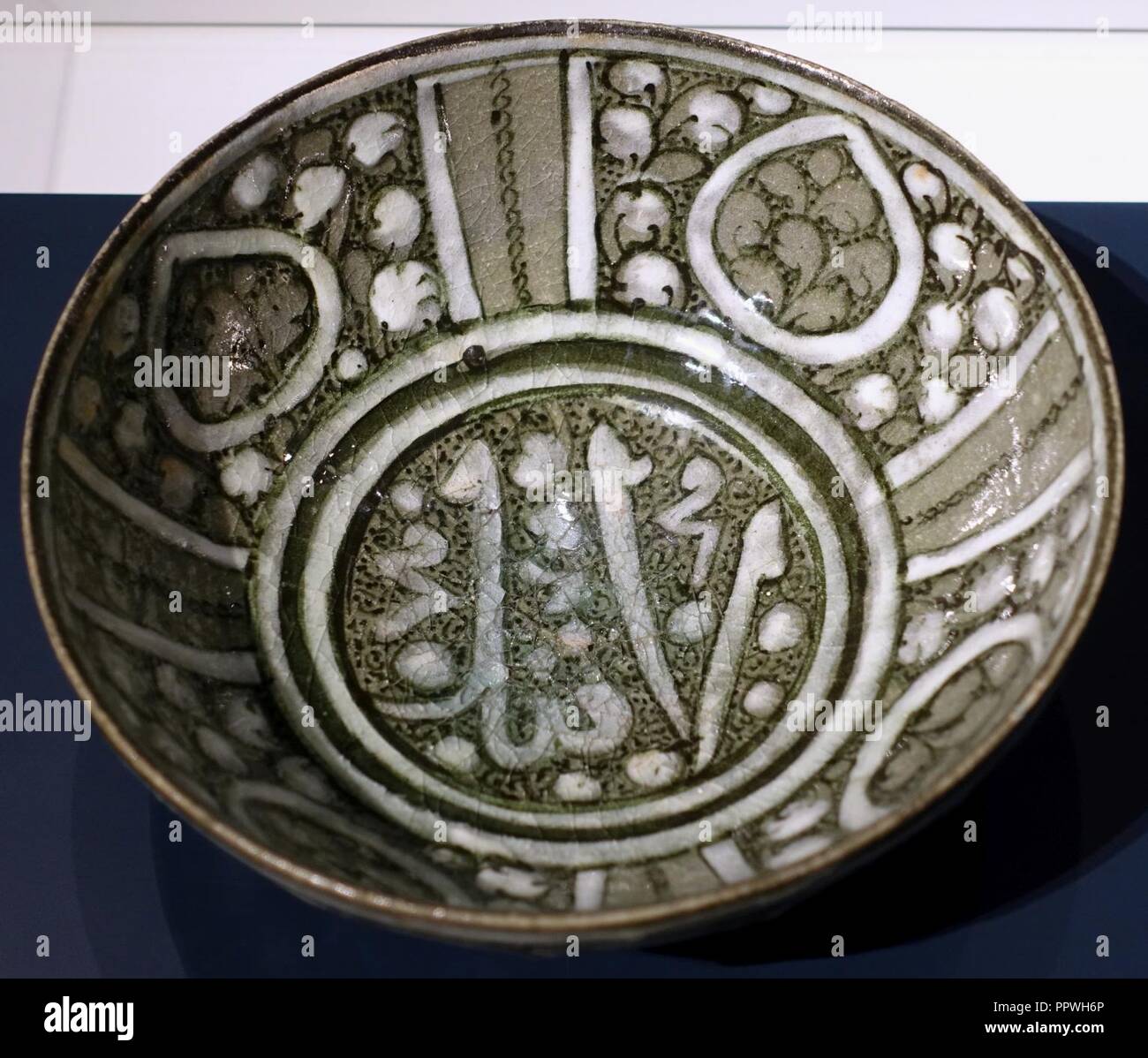 Bowl, Iran, early 14th century AD, underglaze slip-painted fritware ...