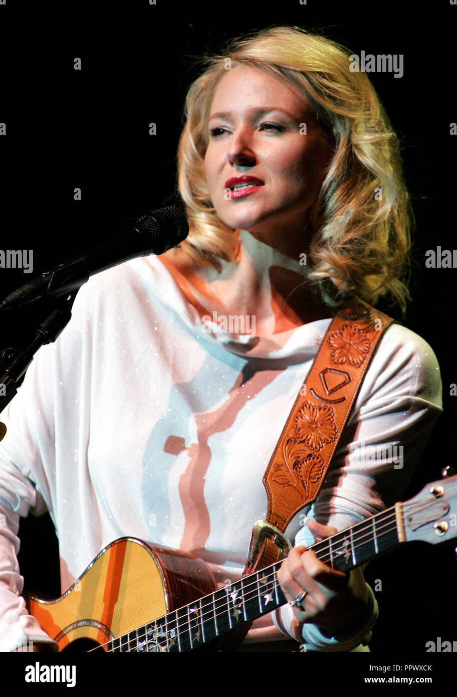 Jewel singer hi-res stock photography and images - Alamy