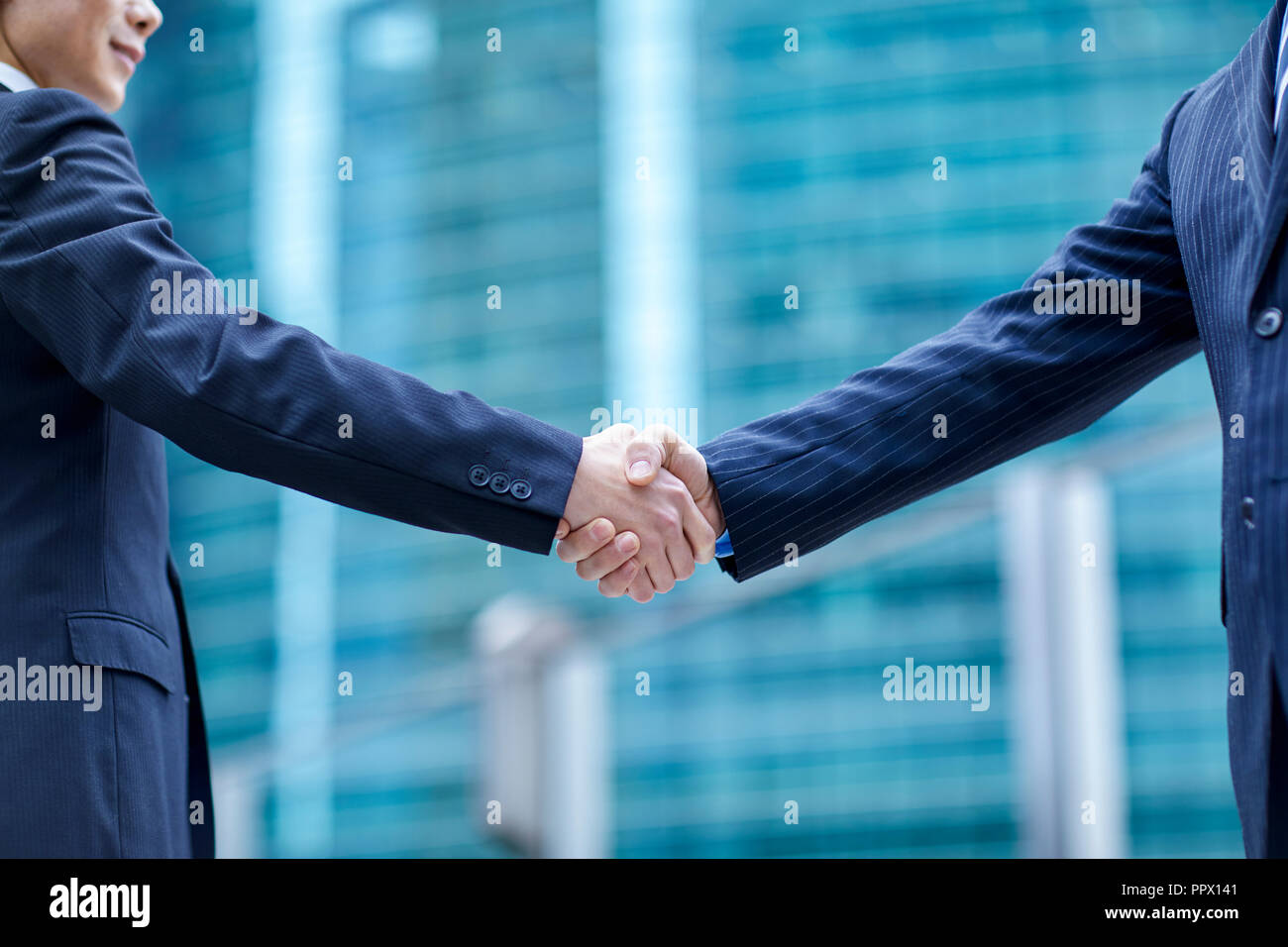 Japanese businesspeople shaking hands downtown Tokyo Stock Photo - Alamy