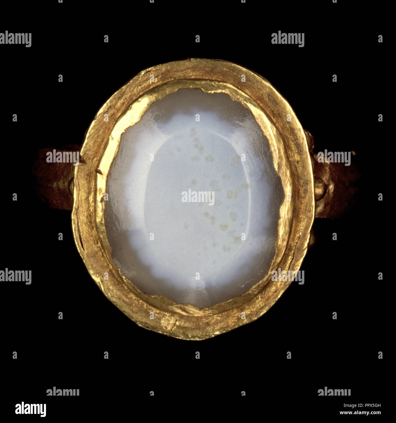 Ring; Roman Empire; 250 - 400; Gold, agate; 3 × 2.7 cm, 1 3,16 × 1 1,16 ...