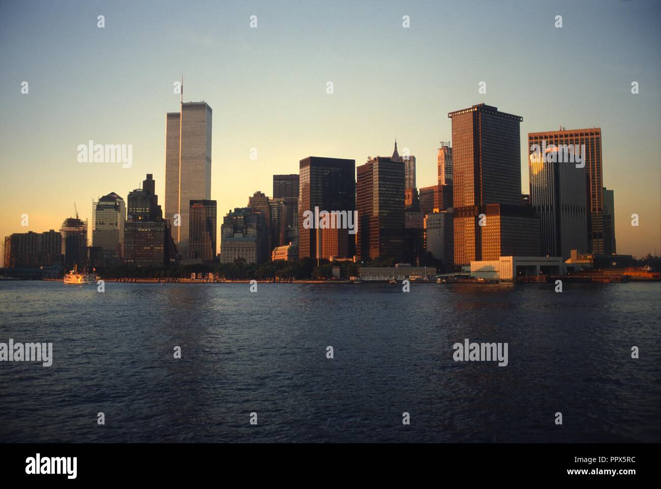 Manhattan skyline 1985 hi-res stock photography and images - Alamy