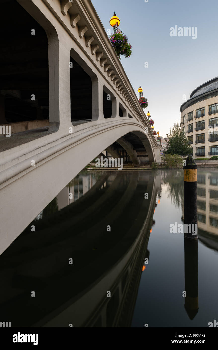 Reading Bridge is a road bridge over the River Thames at Reading in the ...