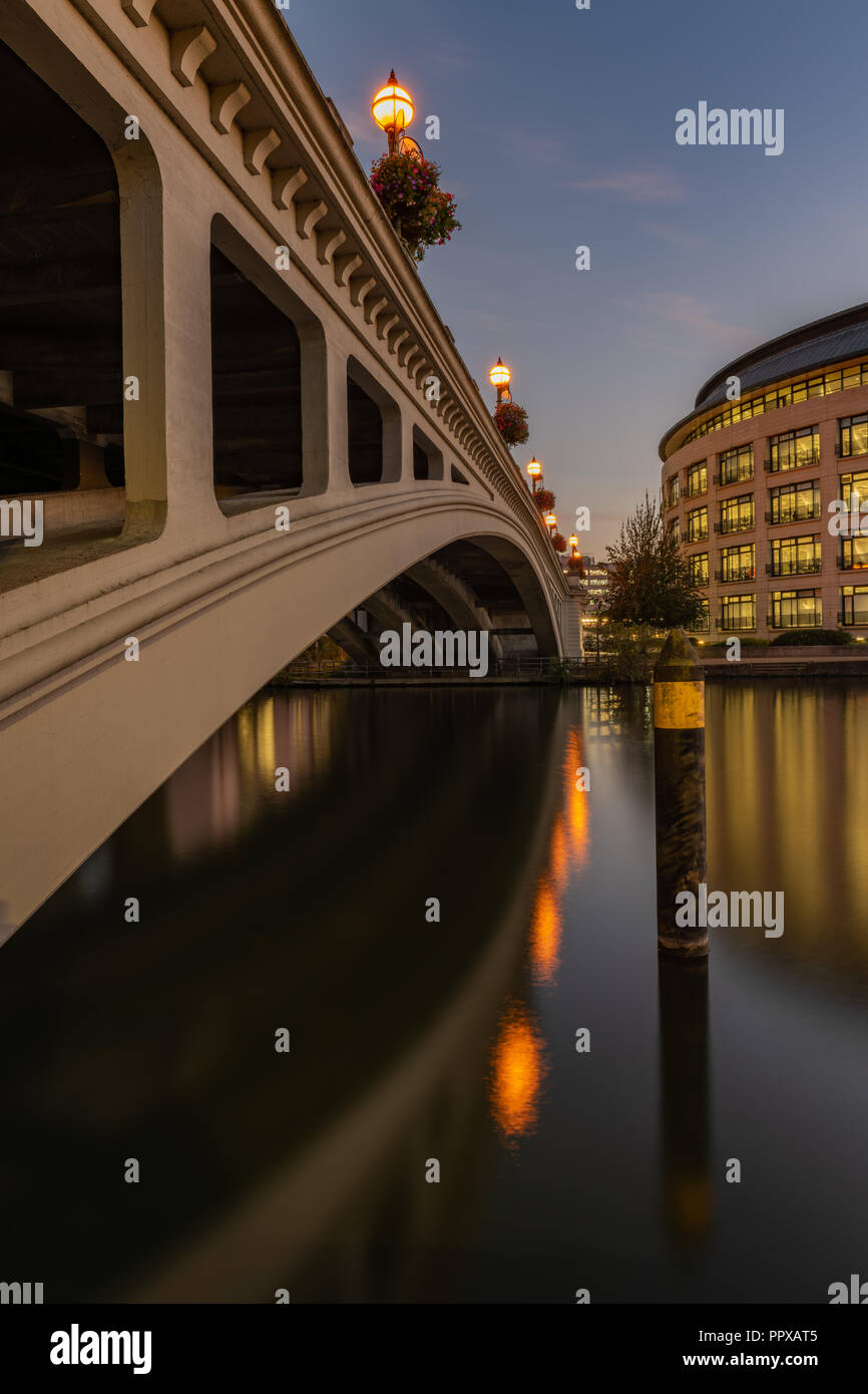 Reading Bridge is a road bridge over the River Thames at Reading in the ...