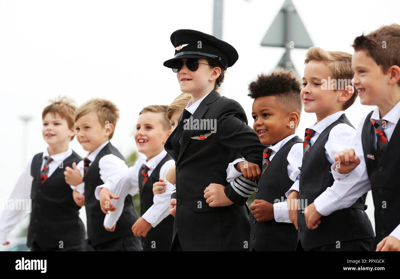 Children of easyJet staff recreate a famous scene from Hollywood ...