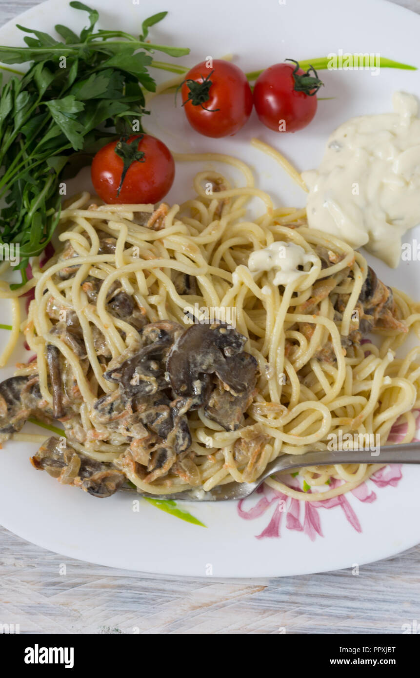 Garnish of spaghetti and mushrooms. Spaghetti and vegetables Stock ...