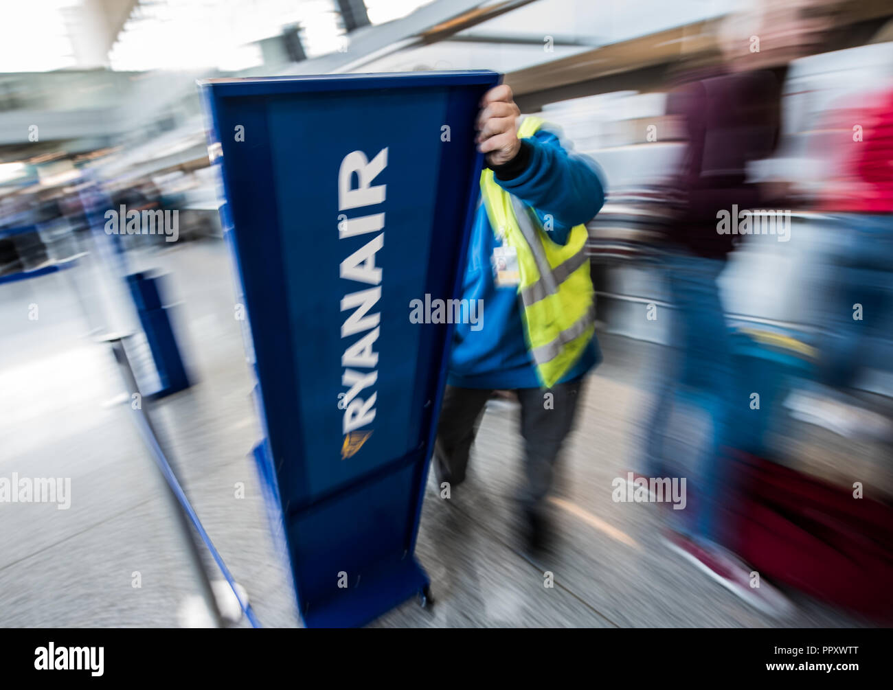 Ryanair flight attendants hi-res stock photography and images - Alamy