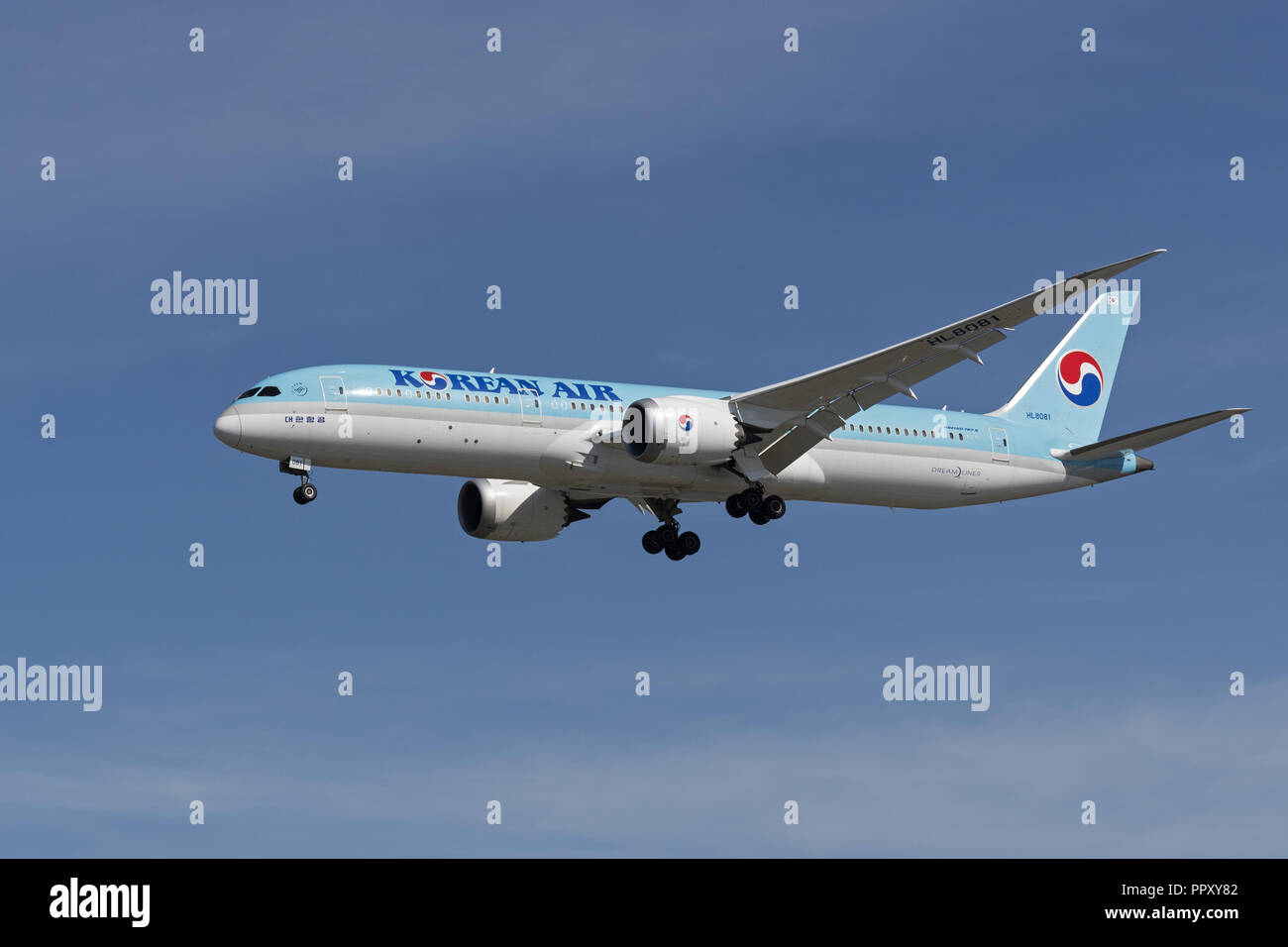 Richmond, British Columbia, Canada. 27th Sep, 2018. A Korean Air Boeing ...