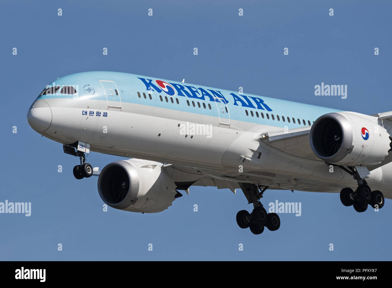 Richmond, British Columbia, Canada. 27th Sep, 2018. A Korean Air Boeing ...