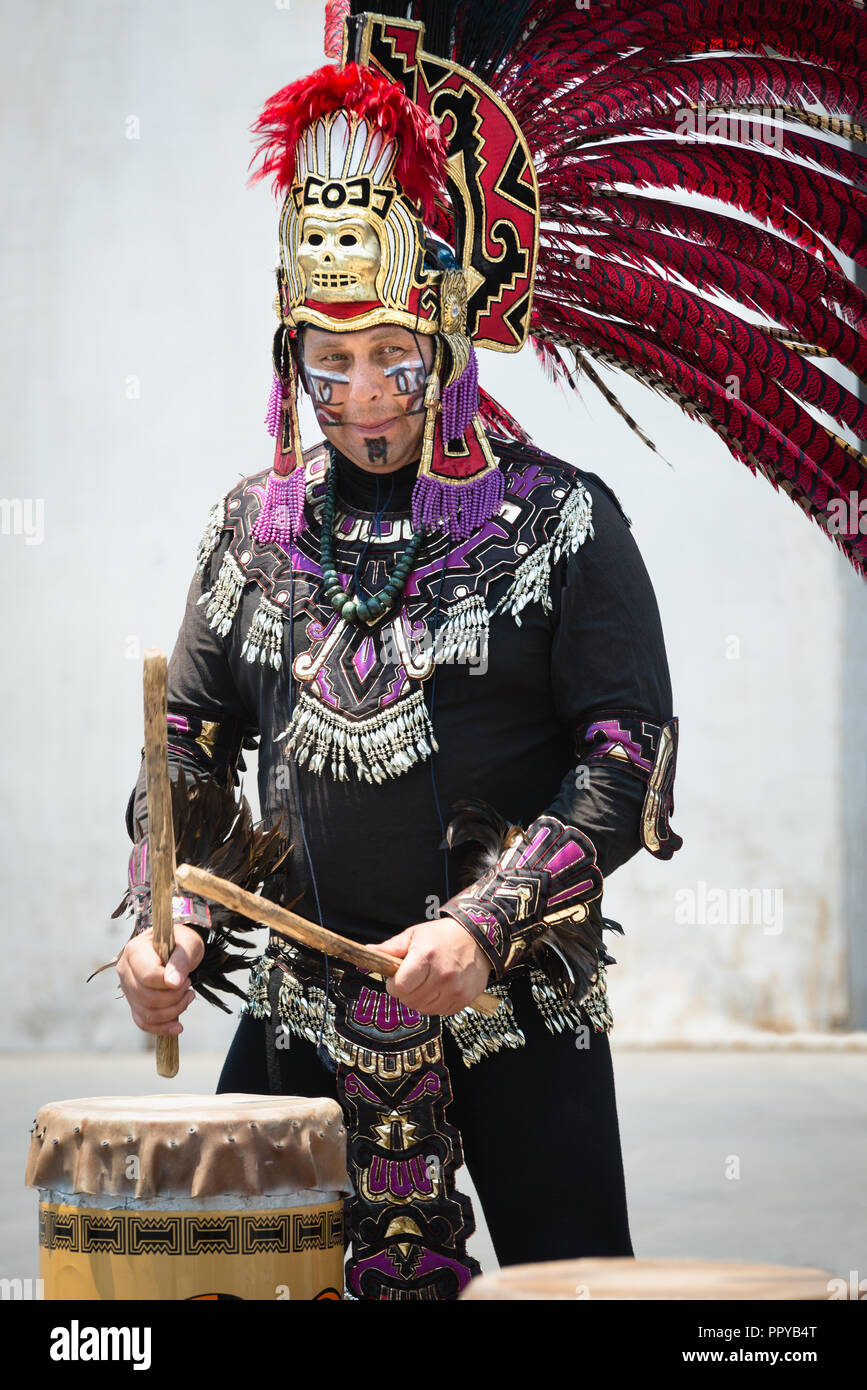 Aztec costume mexico hi-res stock photography and images - Alamy