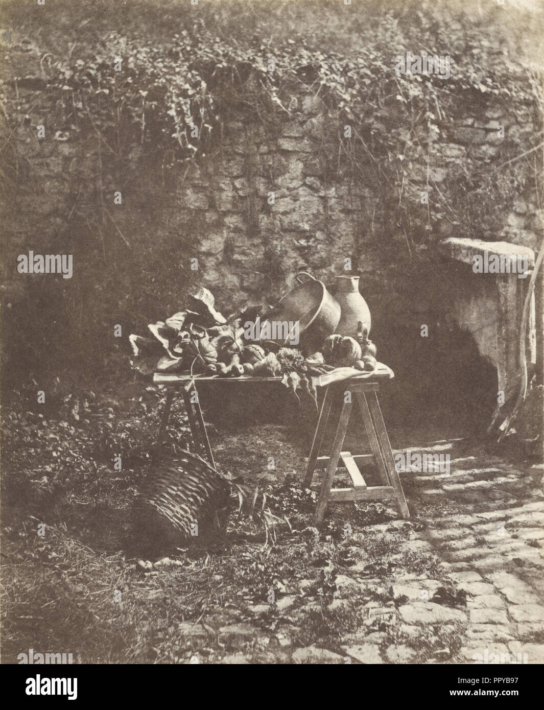 Nature morte: Chaudron, cruche et légumes sur une table à tréteaux ...
