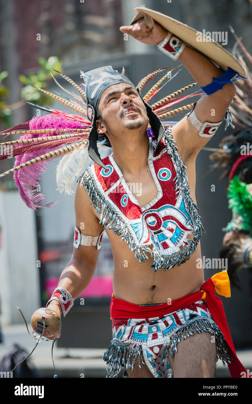 Aztec dancer hi-res stock photography and images - Alamy