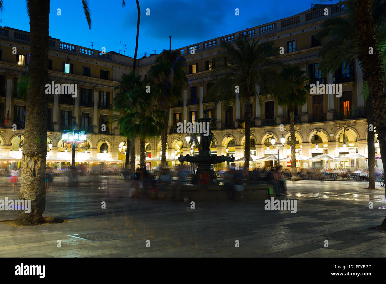 Barcelona night people nightclub hi-res stock photography and images ...