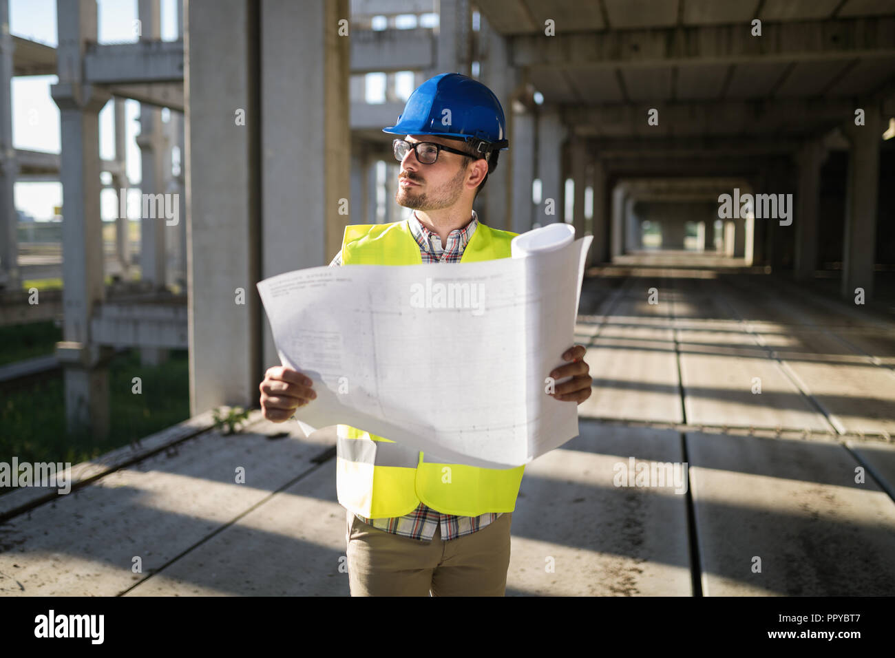 Construction worker thinking hi-res stock photography and images - Alamy