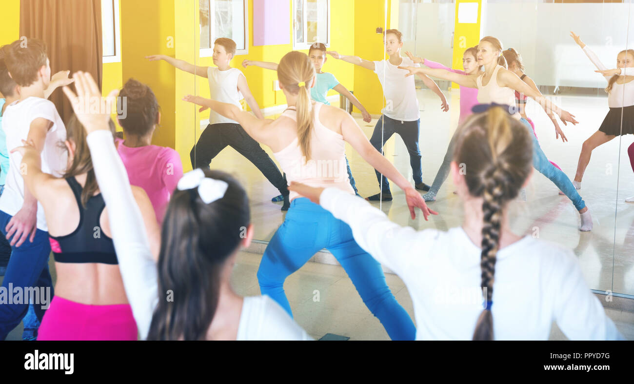 Group of tweens looking in mirror hi-res stock photography and images ...