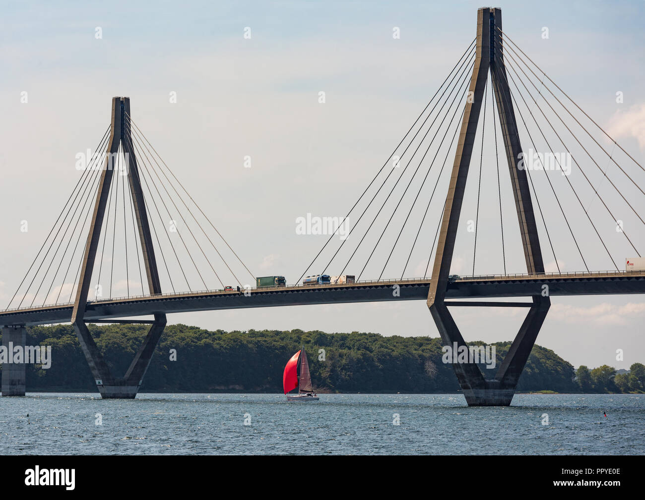 Bridge pillars architecture hi-res stock photography and images - Alamy