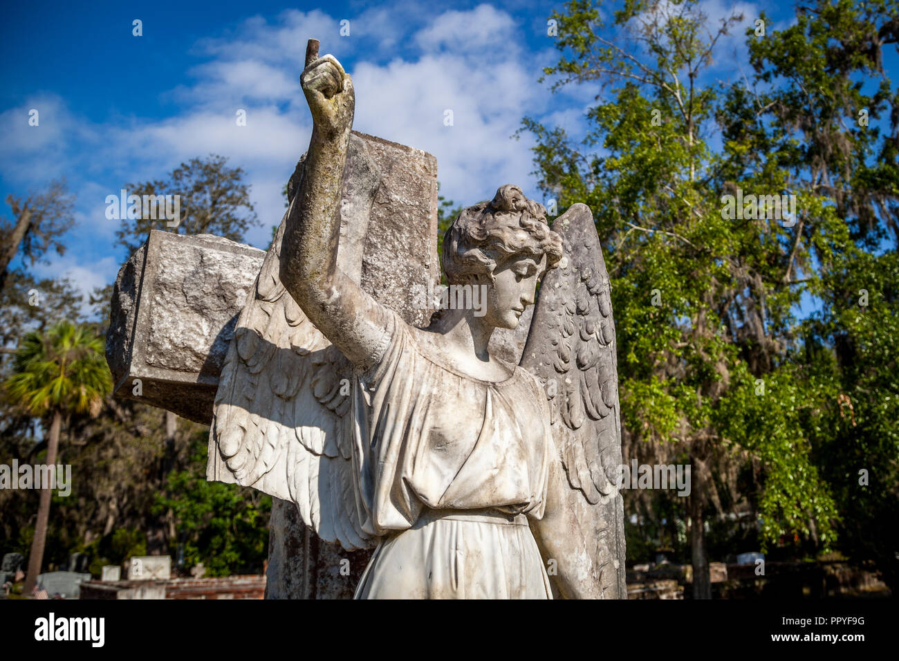 Stone angel over a gravesite Stock Photo - Alamy