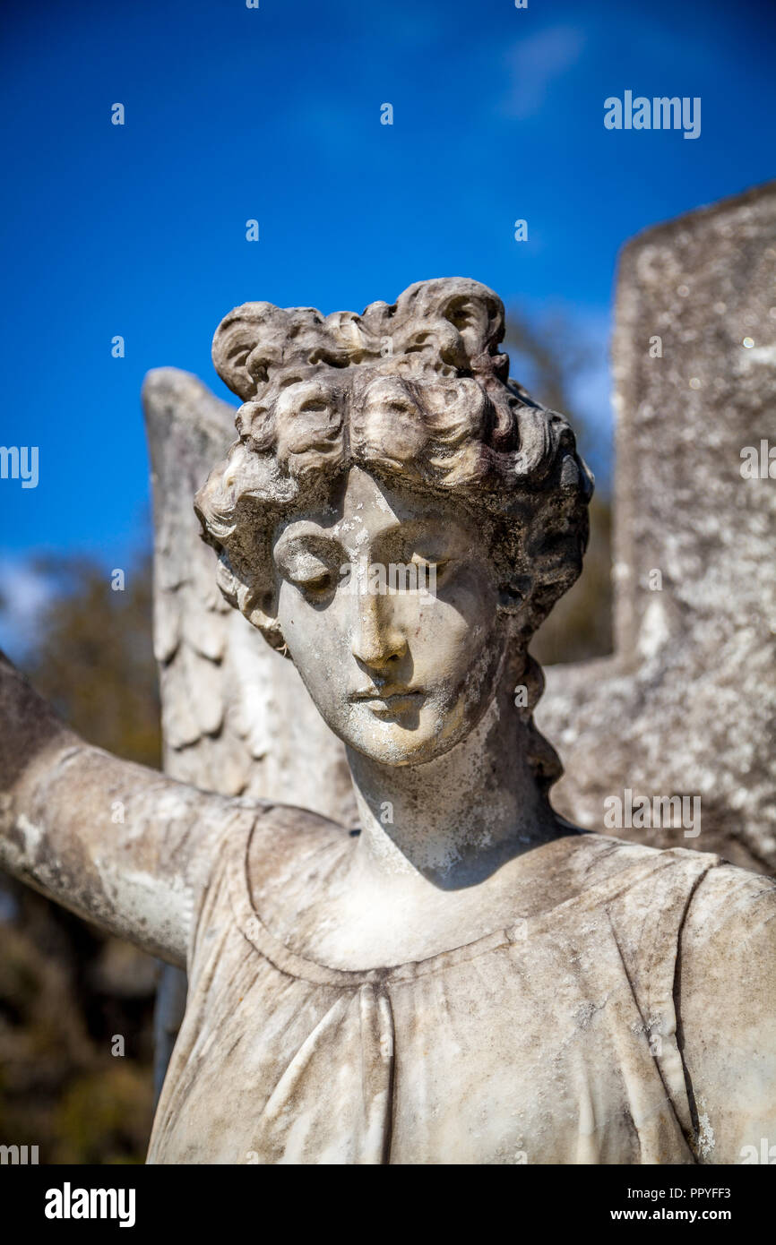 Stone angel over a gravesite Stock Photo - Alamy