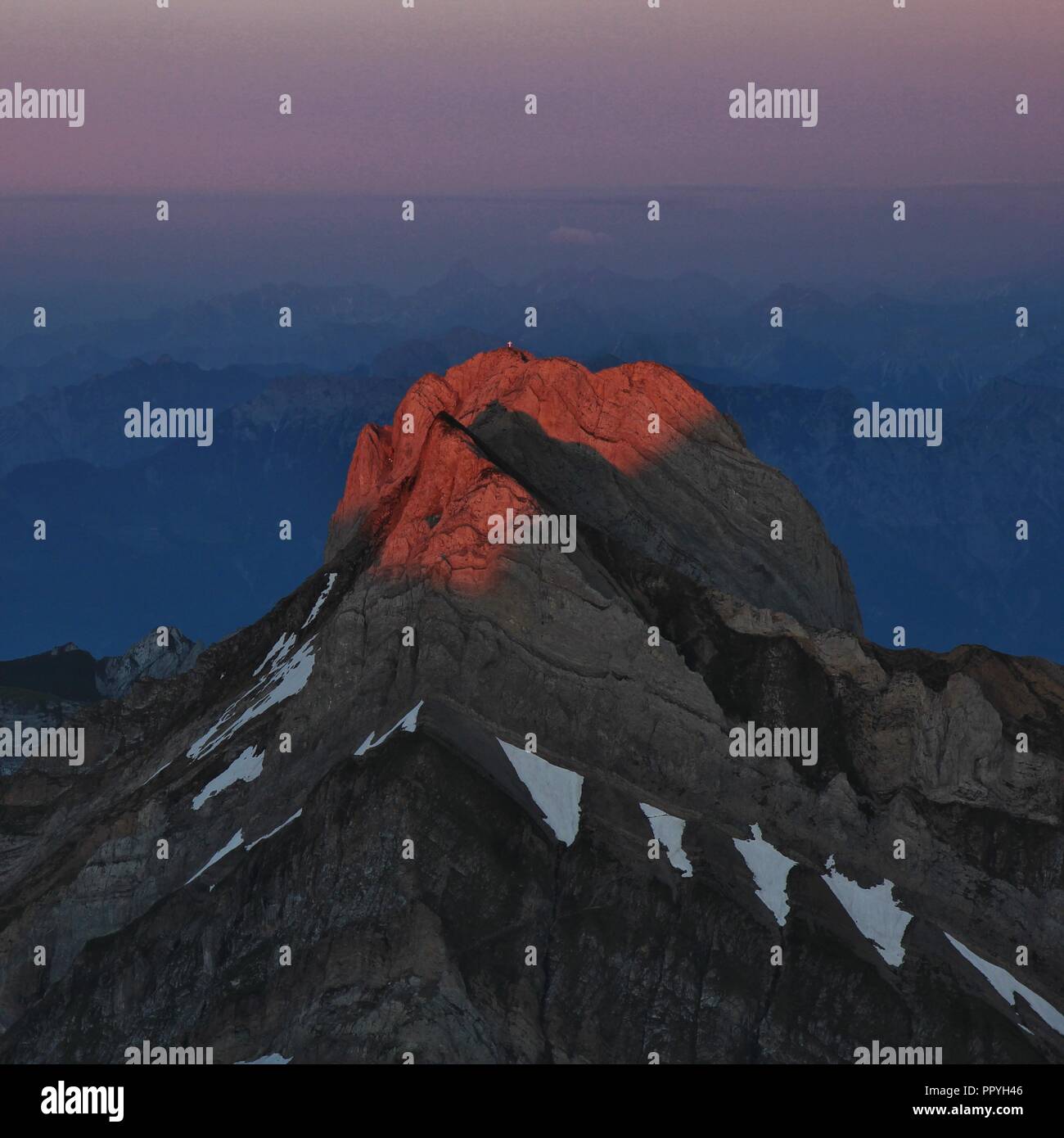 Pink sky over mount hi-res stock photography and images - Alamy