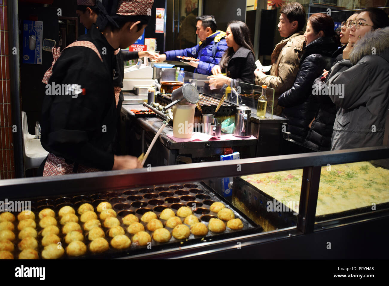 Japanese queue hi-res stock photography and images - Alamy