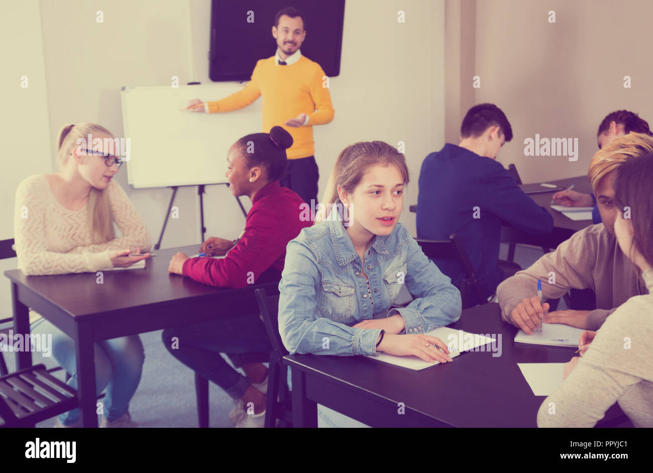 Teenage groups in class hi-res stock photography and images - Alamy