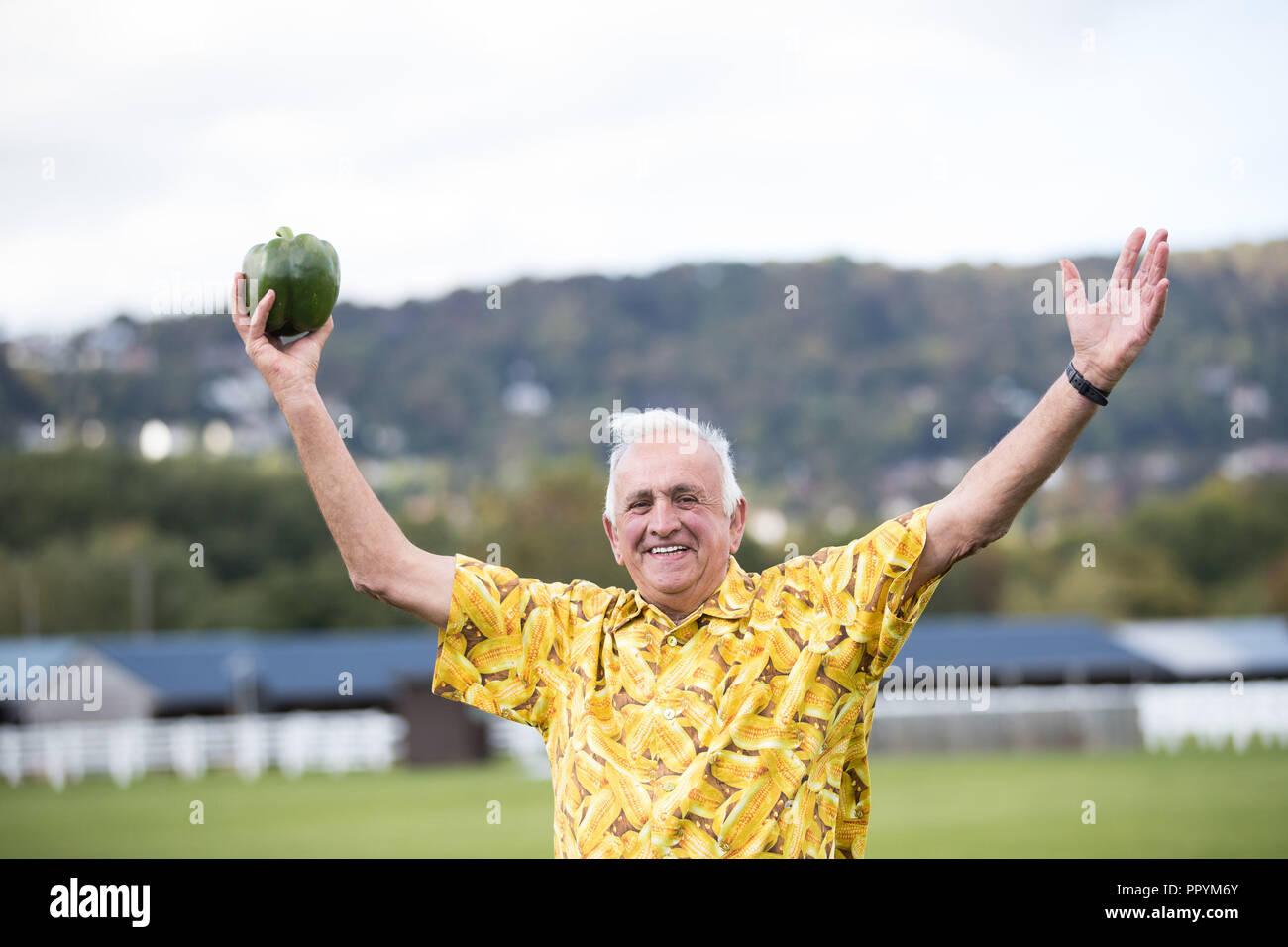 World record breaking bell pepper weighing hi-res stock photography and ...