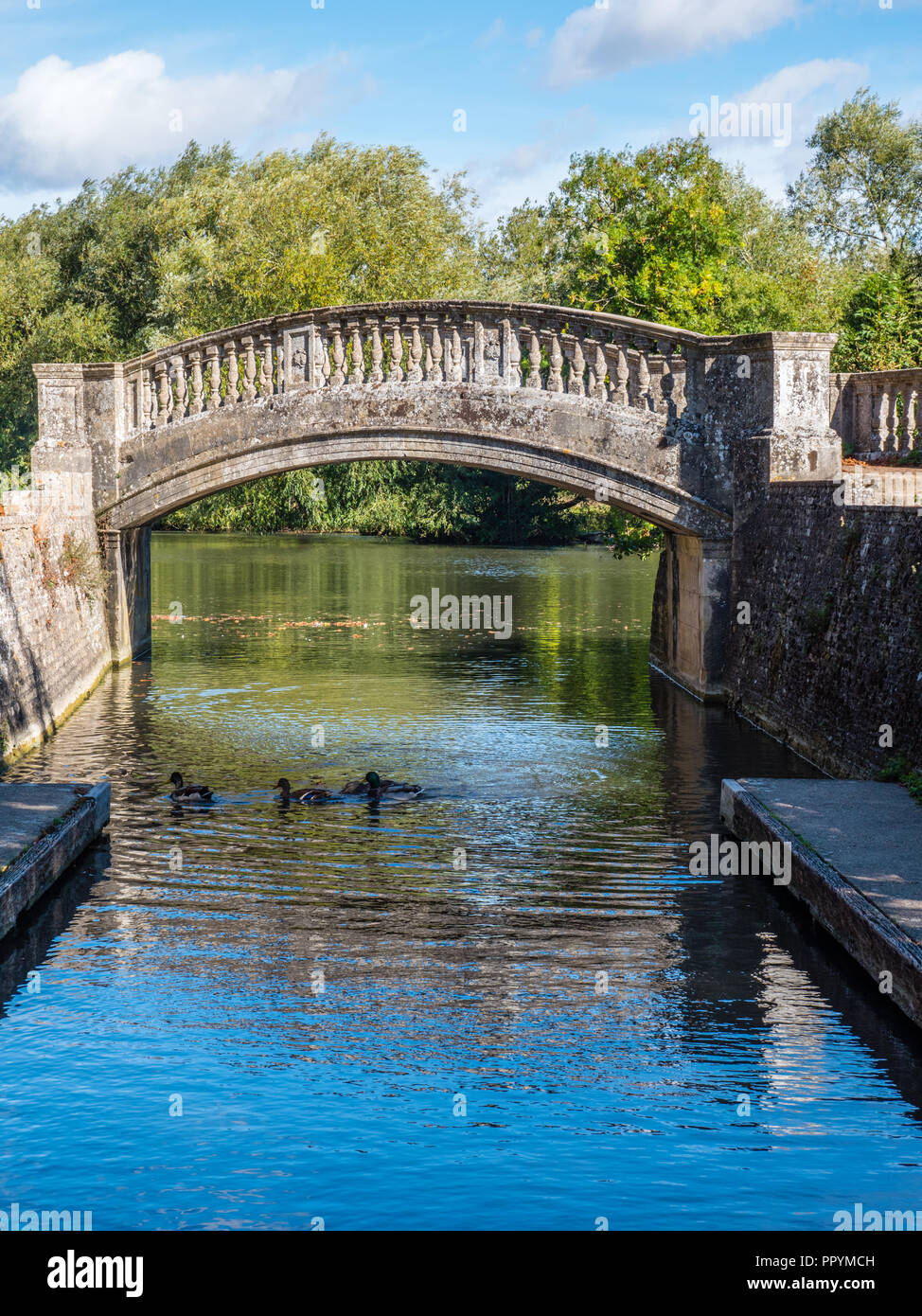 Old Historic Footbridge, Iffley Lock, River Thames, Oxford, Oxfordshire ...