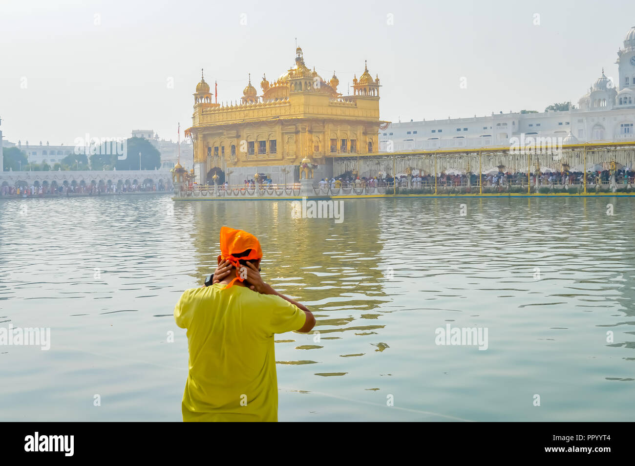 Sikh pilgrim praying in holy tank near Golden Temple (Sri Harmandir ...
