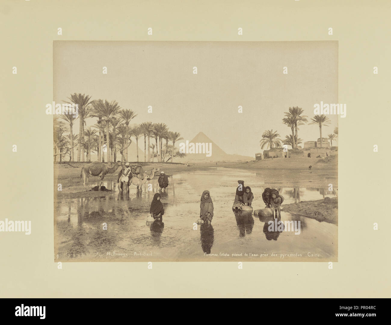 Femmes, Fellahs puisant de l'eau près des pyramides, Caire; Hippolyte ...