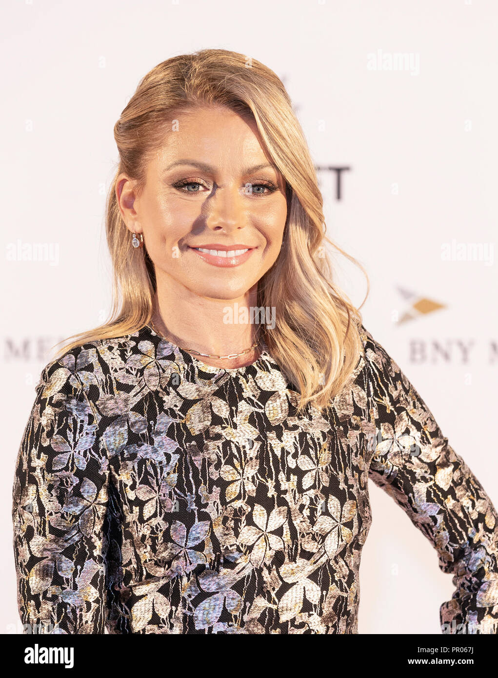 Kelly ripa dance hi-res stock photography and images - Alamy