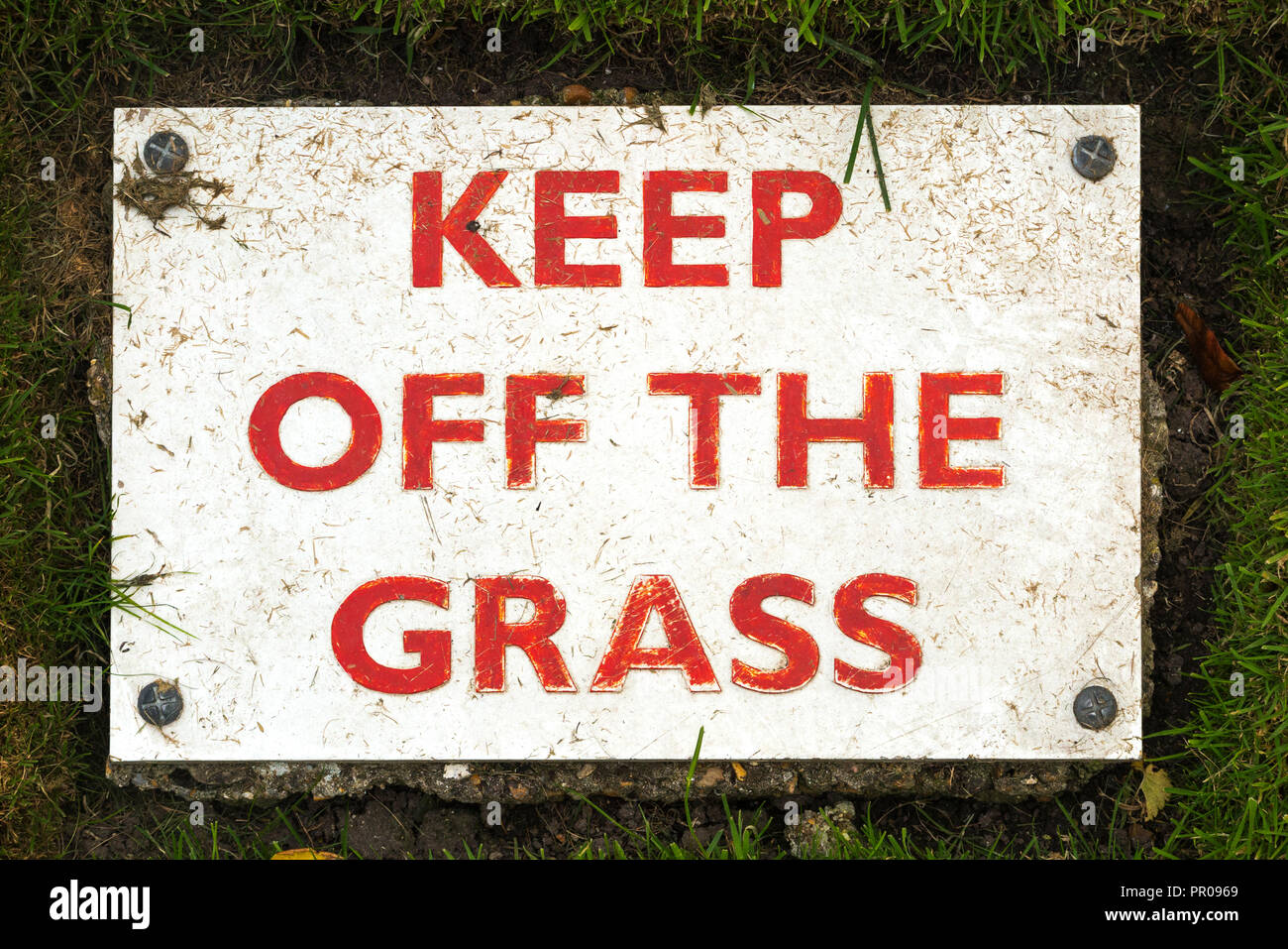 Please keep off lawn sign hi-res stock photography and images - Alamy