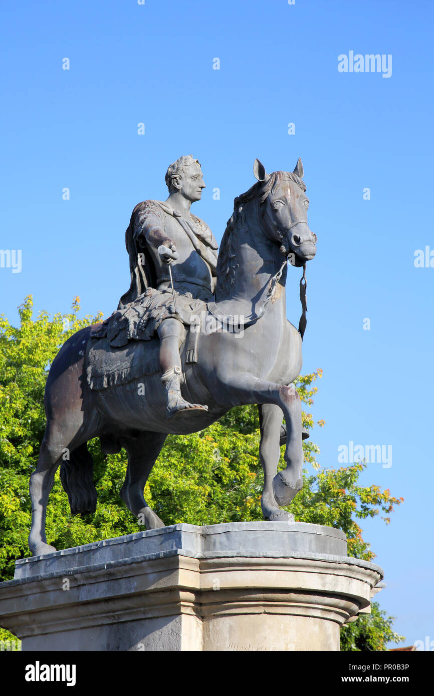 statue of richard 3rd in petersfield square Hampshire Stock Photo - Alamy