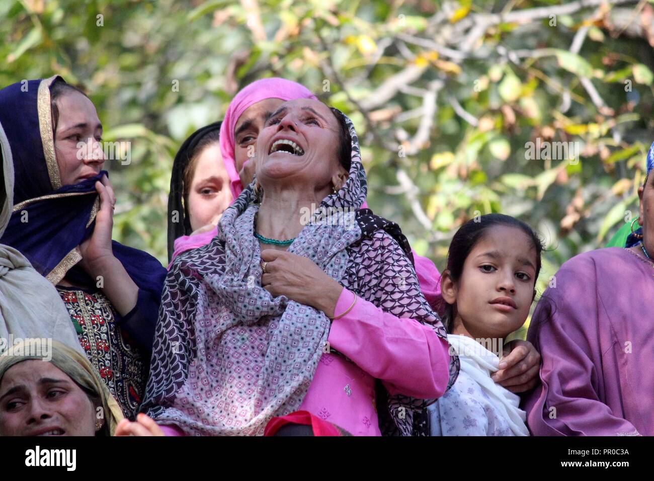 Anantnag, India. 27th Sep, 2018. Kashmiri Muslim women wailing near the body of a Lashker ...