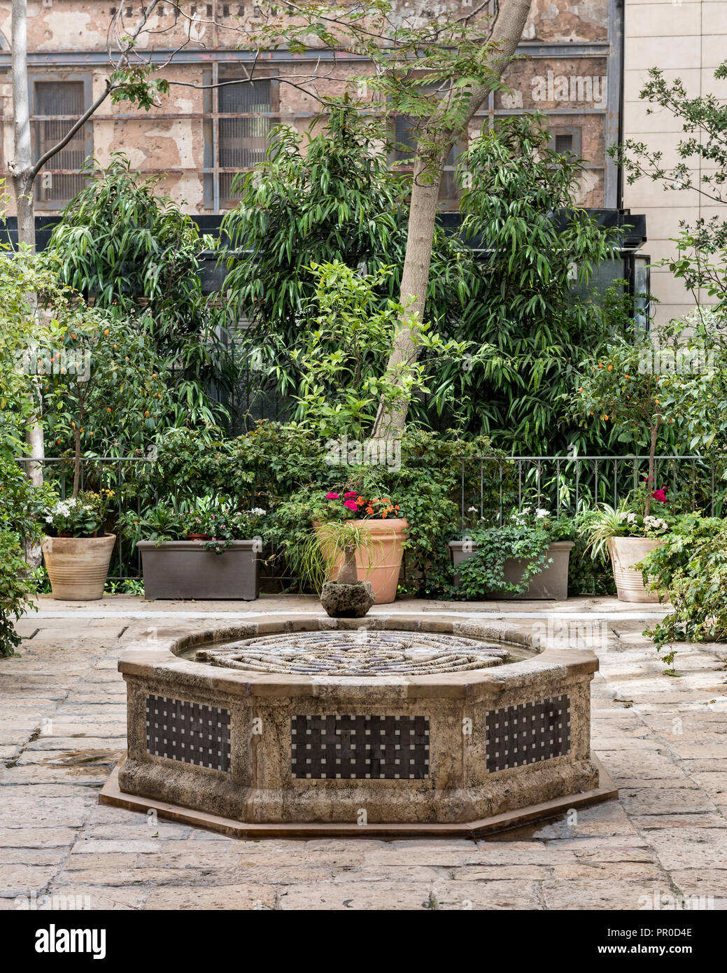 Courtyard water feature hi-res stock photography and images - Alamy
