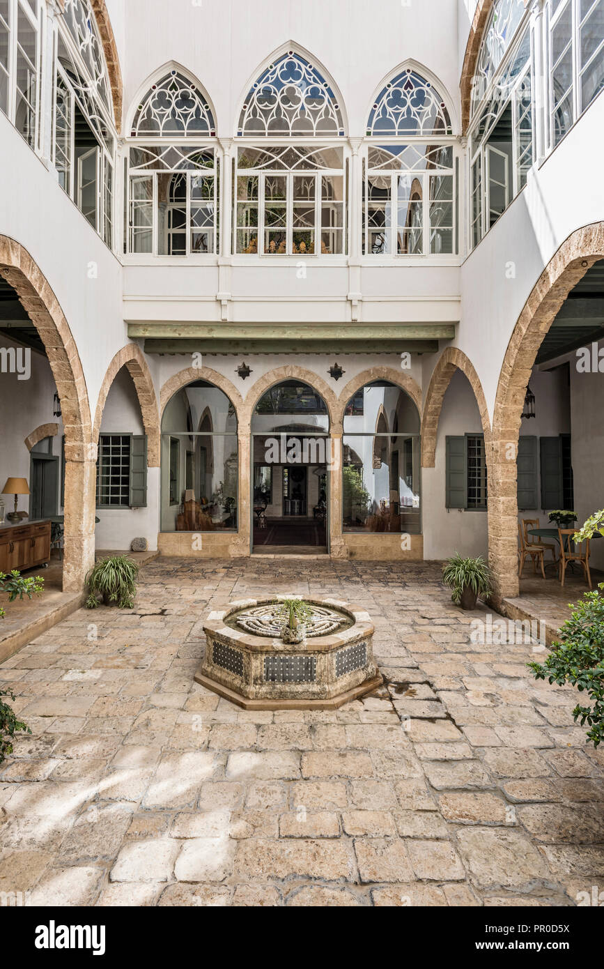 Aleppo octagonal, labyrinthe stone and marble fountain Stock Photo - Alamy