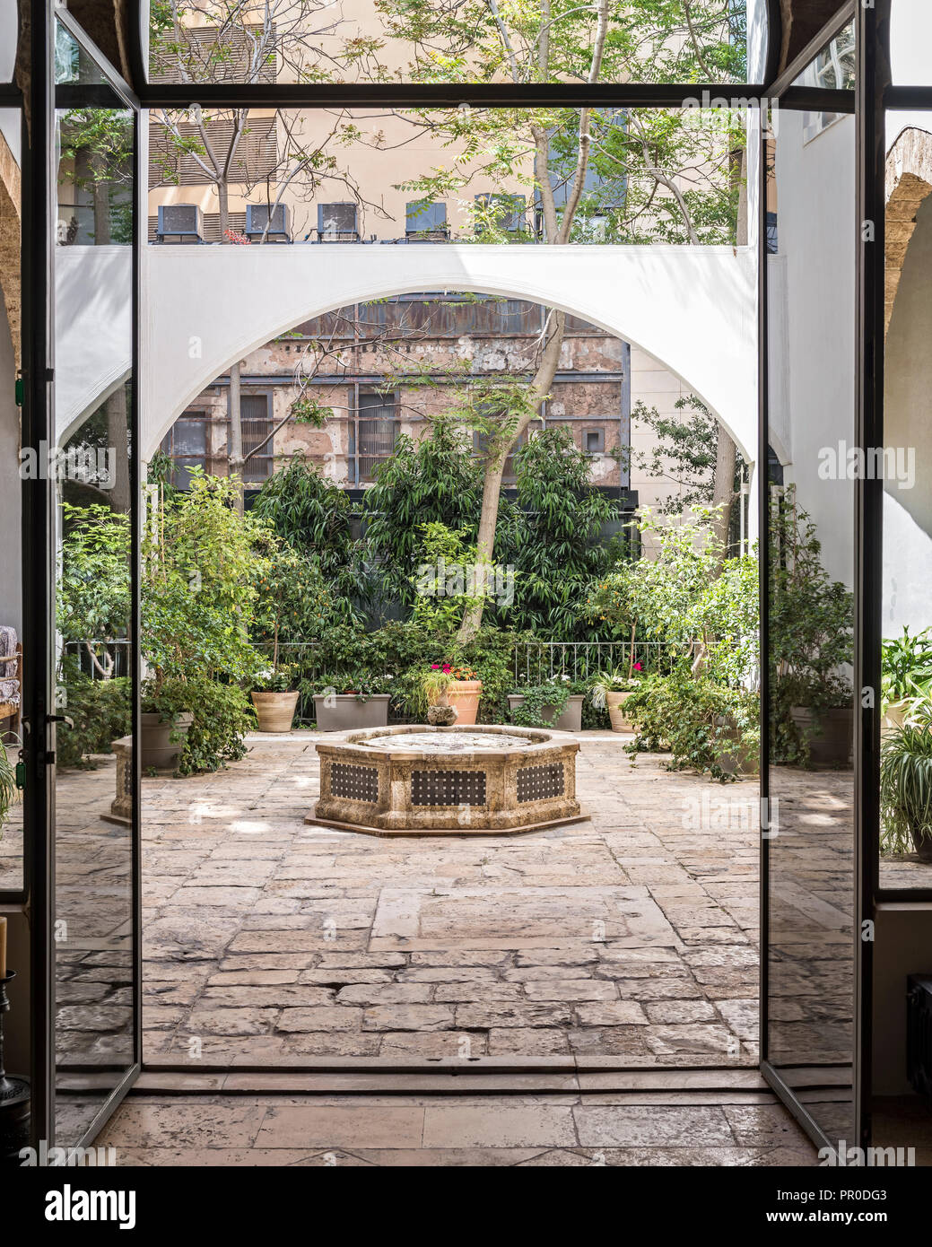 Aleppo octagonal, labyrinthe stone and marble fountain Stock Photo - Alamy
