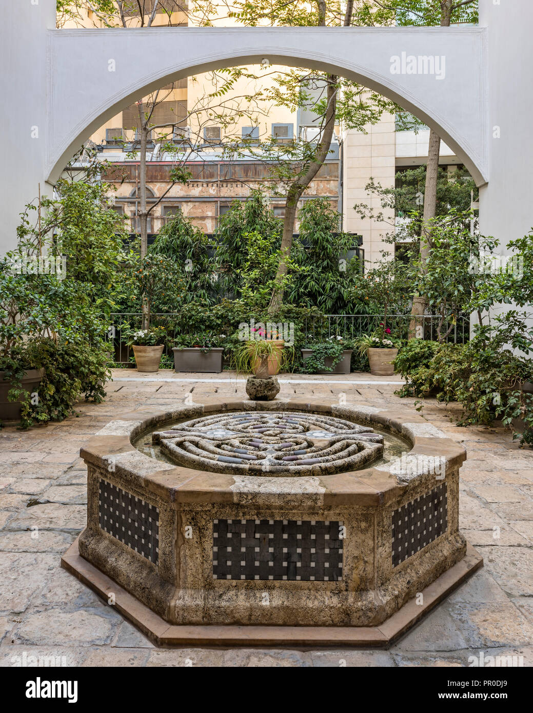 Aleppo octagonal, labyrinthe stone and marble fountain Stock Photo - Alamy