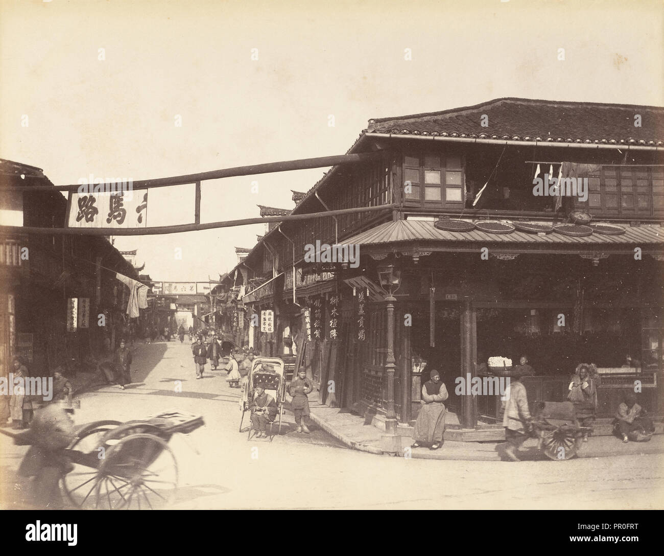 Street scene in the International Settlement, Shanghai, People and ...